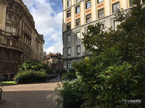 Milano Porta Venezia La Statua Della Donna Che Allatta Perfetta