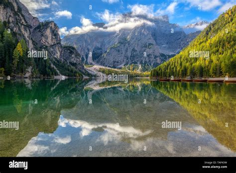 Espejo En El Lago De Braies En Los Dolomitas El Famoso Lago En Un