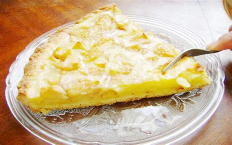 La tarte aux pommes avec crème pâtissière est super croustillante et