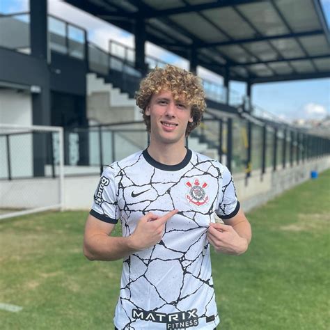 Corinthians contrata atacante passagem pelas seleções de base do