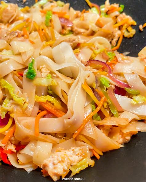 Stir fry z mielonym mięsem drobiowym warzywami oraz makaronem ryżowym