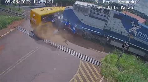 CENAS FORTES Vídeo mostra pessoas sendo jogadas de ônibus da Apae