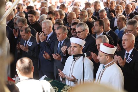 Cenazede gergin anlar Ali Koç ve Hasan Arat Dursun Özbek i görmezden