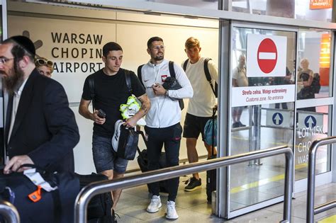 Reprezentanci Polski wrócili po blamażu z Albanią Smutny widok na lotnisku