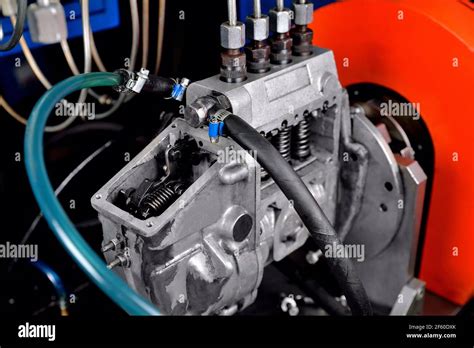 Une pompe à carburant pour un moteur diesel après réparation sur un