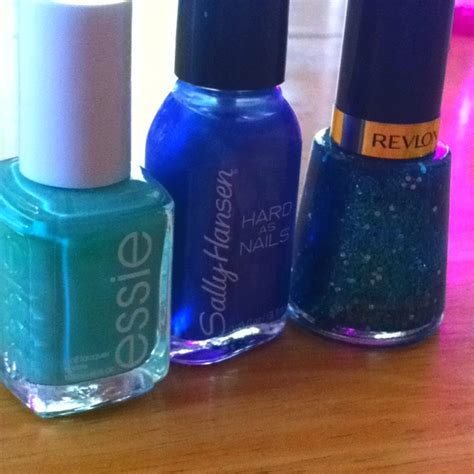 Essie S Turquoise And Caicos On Thumb Middle And Pinky Fingers Sally