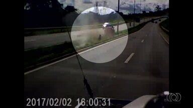 JA 1ª Edição Carro invade pista contrária e bate de frente contra