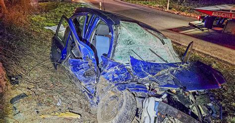 Lebensgef Hrlich Verletzt J Hriger Kommt Von Fahrbahn Ab