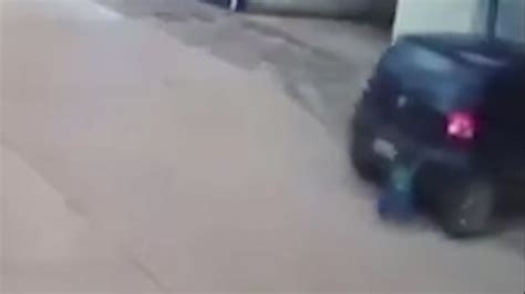 Niño casi muere aplastado al ser atropellado por su propio padre