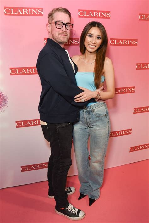Macaulay Culkin faz rara aparição a noiva Brenda Song para um