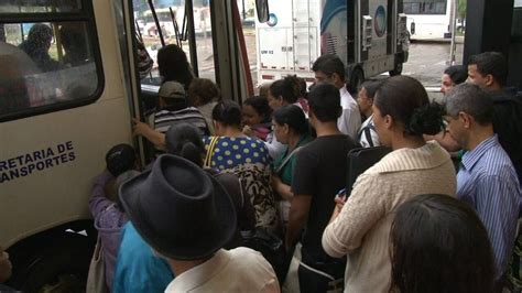 Vídeo Passageiros sofrem falta de ônibus DF2 G1