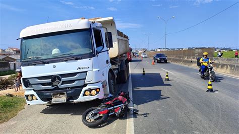 Motociclista Morre E Outro Fica Ferido Ap S Acidente Caminh O Na Br