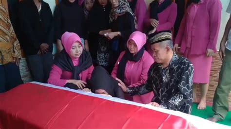 Isak Tangis Keluarga Iringi Pemakaman Briptu Lasminto Korban Helikopter