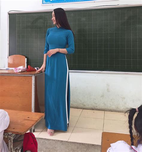 Vẻ đẹp trong trẻo của cô giáo mặc áo dài đón tim cộng đồng mạng