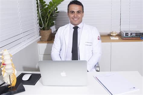 Médico Ortopedista Especialista em Coluna Dr William Zarza