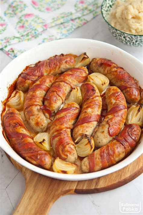 Pieczona biała kiełbasa zawijana w boczek z cebulką Przepis na