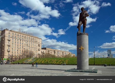 Monumento a los héroes de la primera guerra mundial en colina de