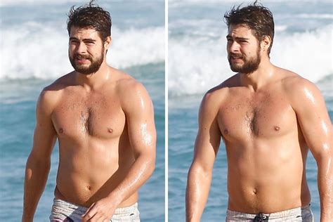 Sem camisa Rafael Vitti curte folga de Terra e Paixão na praia