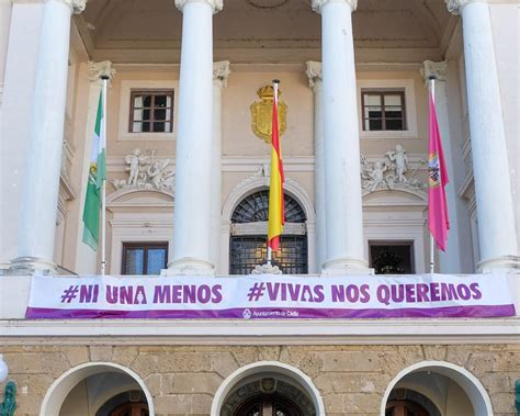 Una pancarta en el Ayuntamiento de Cádiz inicia los actos contra la