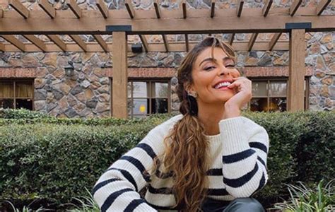 Juliana Paes posa à beira da piscina e mostra corpão OFuxico