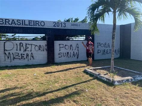 Torcida do Botafogo PB protesta e picha muros da Maravilha SóEsporte