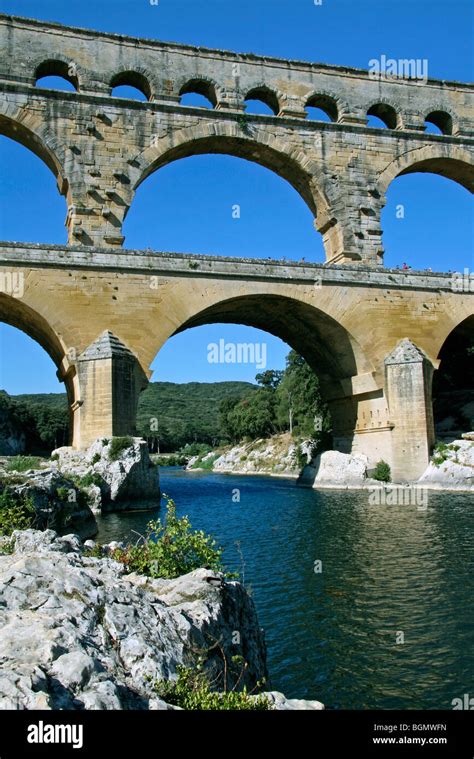 Pont Du Gard Pont Du Gard Aqueduc Romain Ancien Pont Qui Traverse La