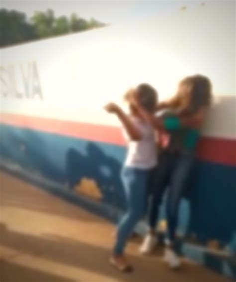Blog Chico Ferreira VÍDEO MOSTRA BRIGA DE ALUNAS NA FRENTE DE ESCOLA