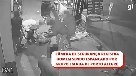 Vídeo Câmera de segurança registra homem sendo espancado por grupo em