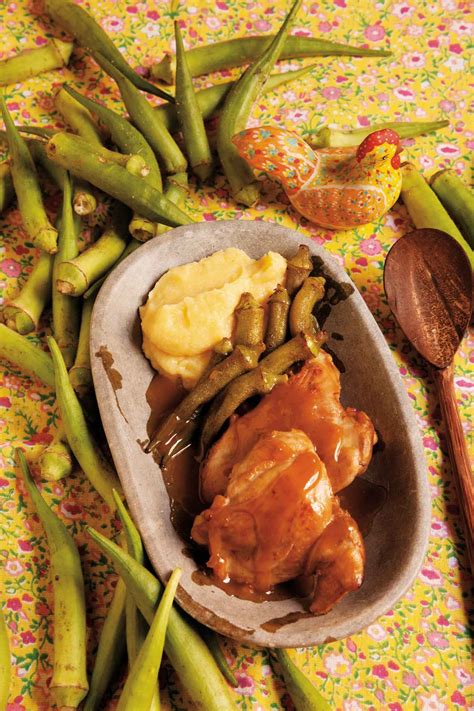 Frango Quiabo Caseiro Na Cozinha Da Helo