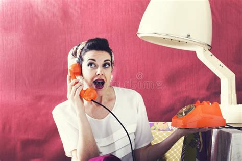 Telefonista De Los Años 50 Del Vintage Que Sostiene El Teléfono Foto de