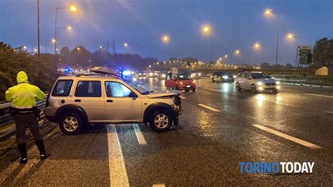 Incidente In Tangenziale A Rivoli Impatto Tra Due Auto Conducenti Feriti