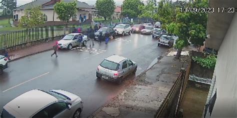 Crian A Sai Correndo Da Escola E Ao Atravessar A Rua Entre Carros