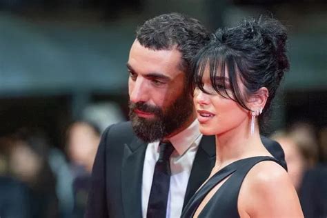 Dans une robe si révélatrice Dua Lipa et son petit ami qui a 14