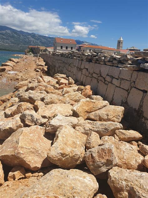 Zadarski Započeli građevinski radovi na sanaciji lukobrana i mola u