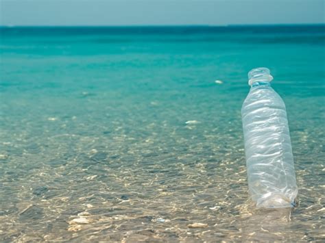 Poluição plástica das garrafas de água no conceito do ambiente do