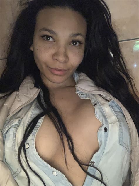 F28 In The Bar Rselfie