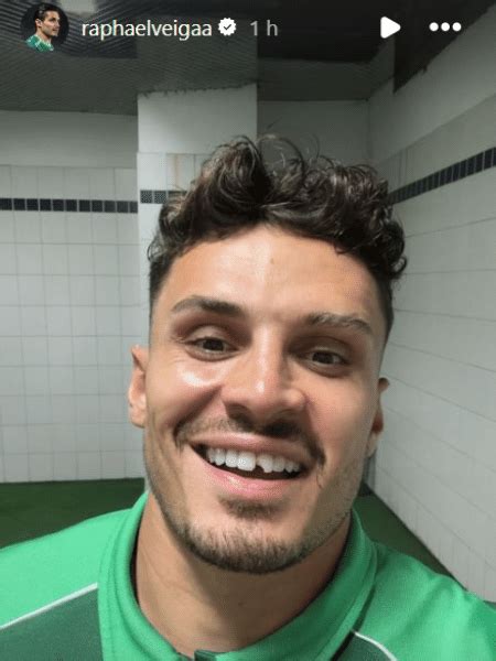 Veiga mostra sorriso após trombada em jogo do Palmeiras