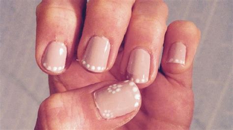 3 diseños de manicura francesa con puntos una técnica de nail art