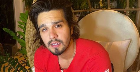 No Pantanal Luan Santana chama atenção da web ao posar sem camisa