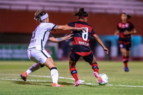 Corinthians joga bem bate o Flamengo por 3 a 1 e cola na liderança do