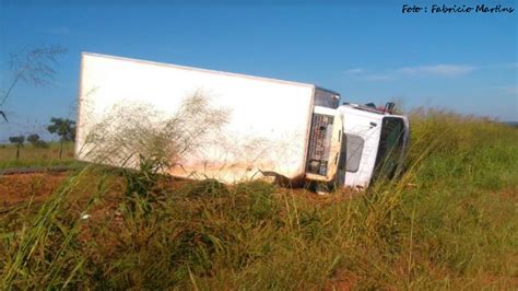 Caminhão frigorifico da JBS tomba na BR 060 entre Paraíso das Águas e