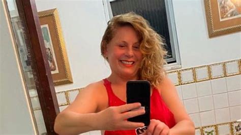 Vera Fischer faz selfie só de calcinha e deixa pernões à mostra