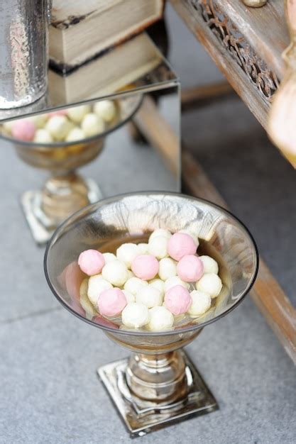 Elegante Mesa Dulce Para Bodas O Fiestas Foto Premium