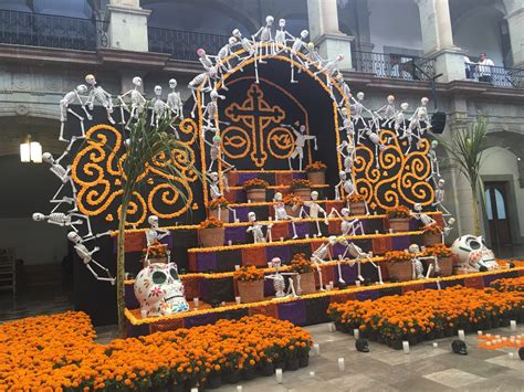Instalan monumental altar de Día de Muertos en el palacio de gobierno