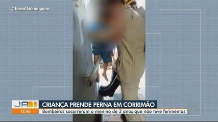 Crian A De Anos Fica A Perna Presa Em Corrim O De Casa Em