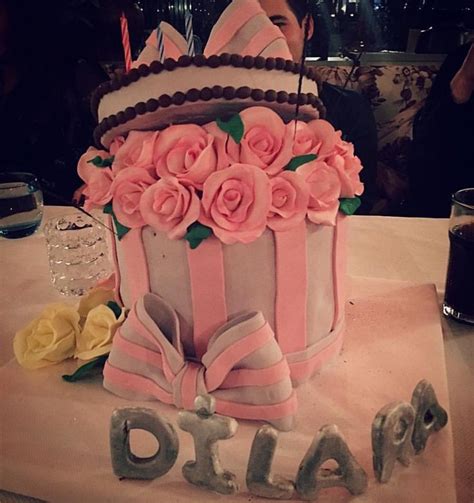 A Large Cake With Pink Roses On Top And The Word Dia Spelled Out In