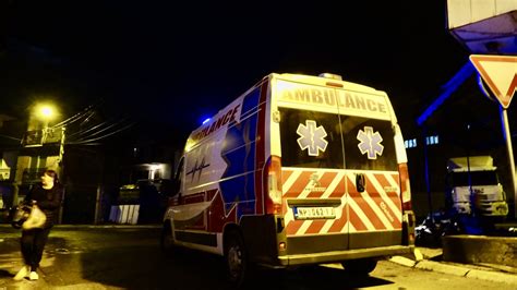 U teškom stanju muškarac koji se polio benzinom i zapalio ispred zgrade