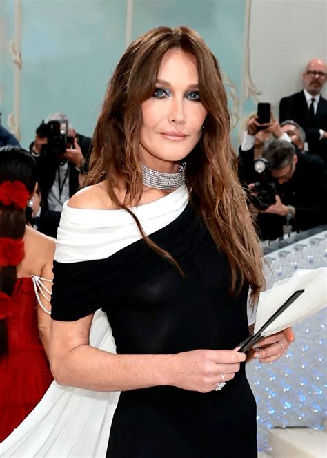 La robe époustouflante de Carla Bruni à la Mostra de Venise et ses