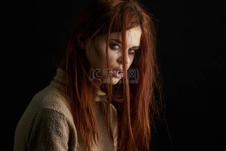 心烦意乱的女人眼睛下流泪瘀伤抑郁深色背景高清摄影大图 千库网
