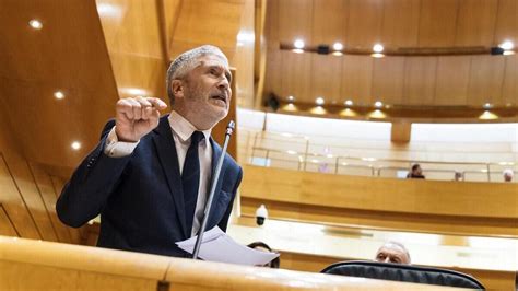 Marlaska recurre a la foto de Feijóo con el narco para defenderse de la
